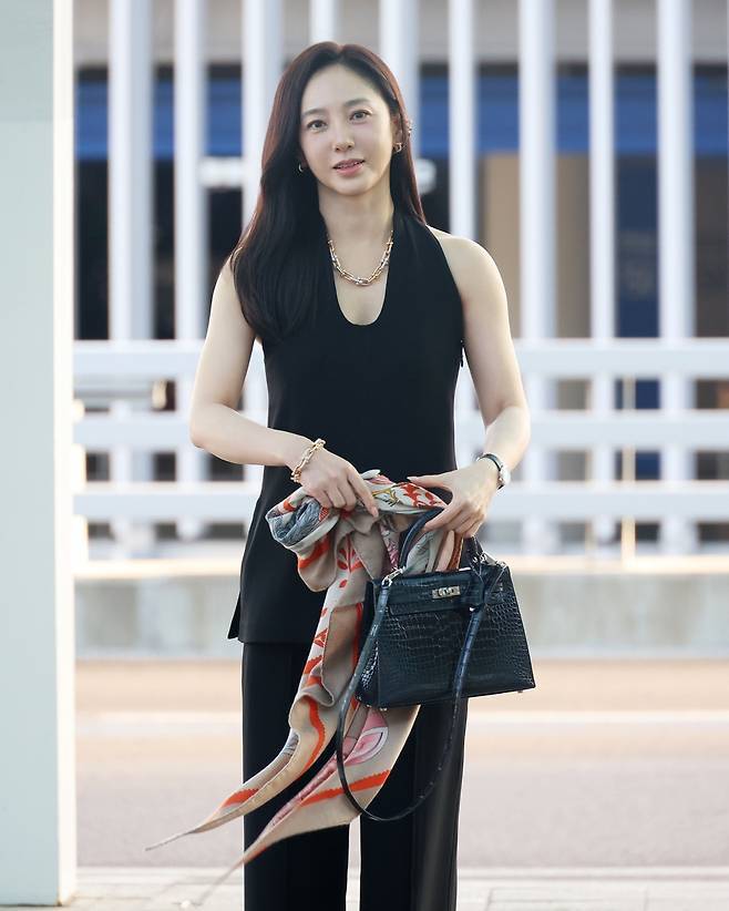 이 얼굴이 50대” 입간판 시절 그대로인 여배우 블랙 민소매 셋업룩 대본은 내운명