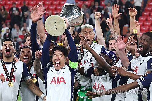 오피셜 韓 축구 초대형 쾌거손흥민 위엄 보소 토트넘 레전드 확정→트로피 들고 전설들과 찰칵구단 정말 대단한 순간