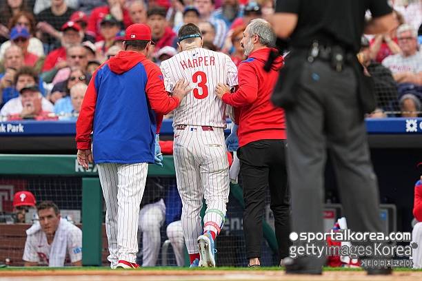 “악!” 수술했던 팔꿈치에 ‘153km’ 패스트볼 직격…PHI ‘간판’ 하퍼 첫 타석부터 부상 교체, 팬들 ‘노심초사’ 속 검진 결과는?