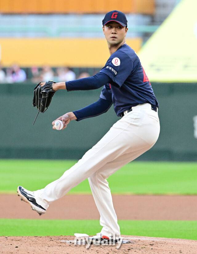 'KKKKK+최고 159km' 쾅! 3이닝 무실점…'7사사구 10실점'에도 롯데가 윤성빈을 포기 않는 이유