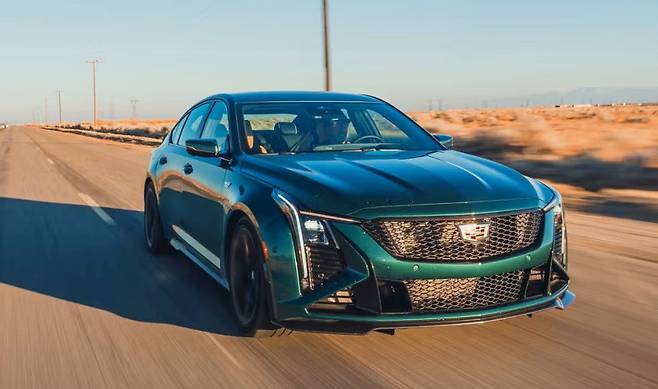 BMW M5, 아우디 RS7, 캐딜락 CT5-V 블랙윙: 슈퍼 세단 최강자는 누구? | 두맨카