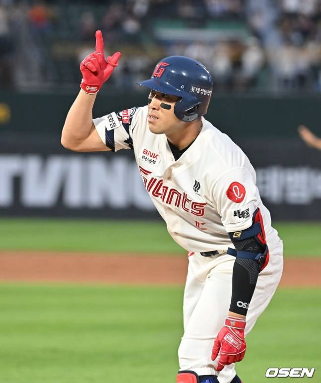 전준우 마침내 2000안타 고지 점령, '18년 롯데 원클럽맨' 역사 썼다! KBO 20번째+우타자 8번째+대졸 6번째 기록 [부산 현장]