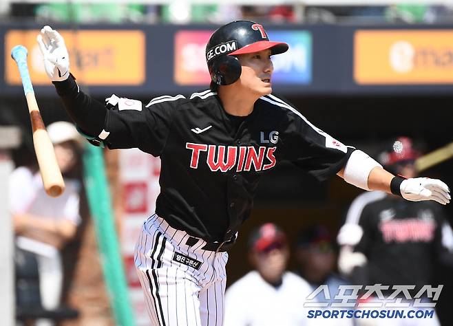 '찾았다 톱타자.' 출루왕 이후 첫 3안타 톱타자 탄생... 3안타 3득점 신민재의 긍정마인드 "많이 나가서 잘하면 좋은 거니까"[고척 인터뷰]