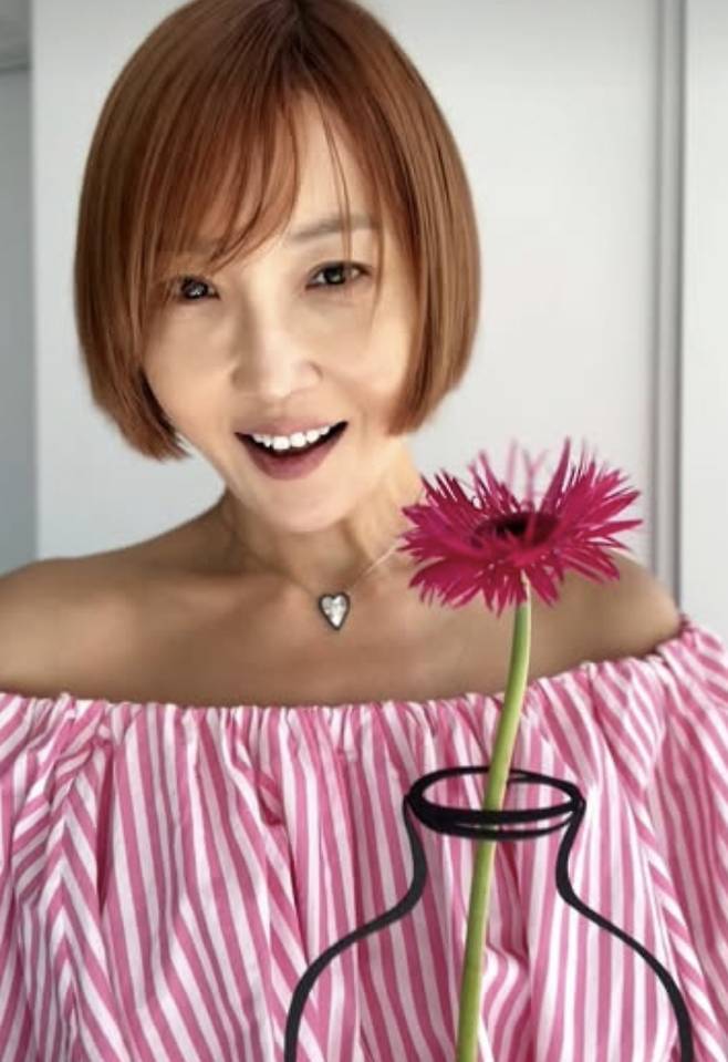 모델인 줄” 셔츠 하나로 분위기 뒤집은 52세 아나운서 오프숄더룩 대본은 내운명