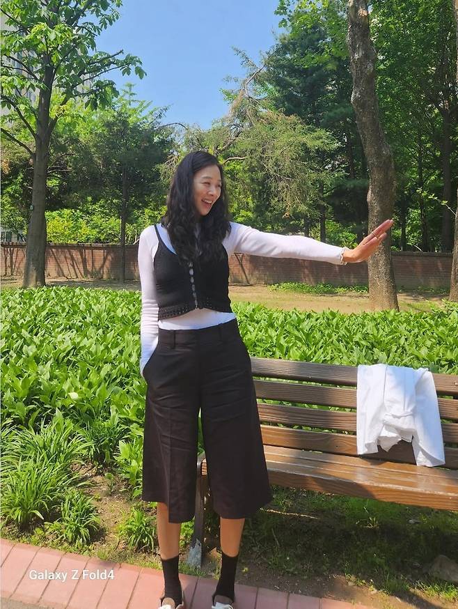 “이 정도면 그냥 모델이지” 170cm·54kg 여배우, 9등신 버뮤다팬츠룩 | 대본은 내운명