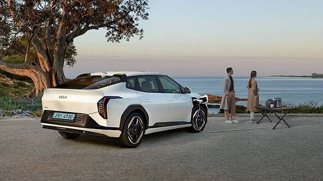 차박·초보자 맞춤 EV3 vs 장거리·가족형 EV4, 당신의 선택은? | M투데이