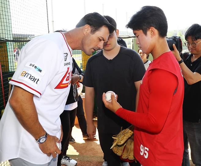 "다시 없을 기회" 짧은 시간이 야속해, 'MLB 3166안타+163승' 전설 지도 받은 SSG 퓨처스 [IS 강화]