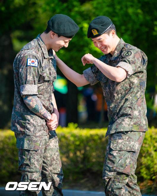 “완전체, 코앞!” RM·뷔·지민·정국, 전역과 함께 웃음 만개 [박준형의 ZZOOM]