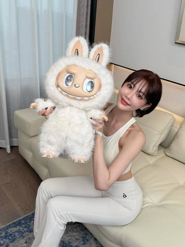 물 오른 외모로 성형설까지 중국에서 더 잘 나간다는 여배우 애슬레저룩 대본은 내운명