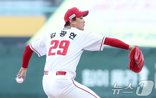 SSG, FA 앞둔 김광현과 2년 36억원 계약…"200승 후 '청라시대' 연다"