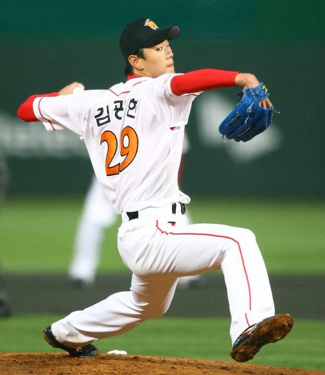 "통산 200승 목표" 김광현 2027년까지 SSG서 뛴다, 2년 36억원 다년 계약 [오피셜]