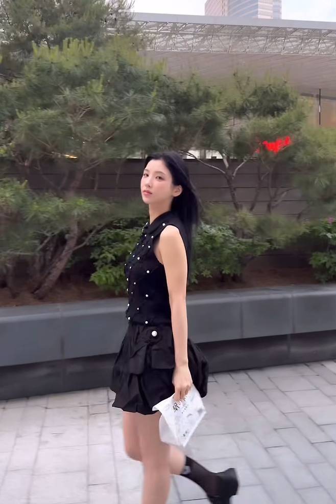 169cm·49kg에 분위기까지 금수저급… 압도적 실루엣 자랑한 여배우, 민소매 셋업룩 | 대본은 내운명