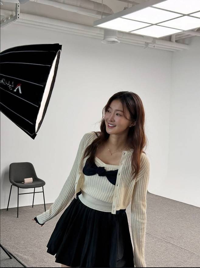 근육질 알통 다리 어디로매끈한 각선미로 돌아온 여배우 러블리한 프레피룩 스타와 패션