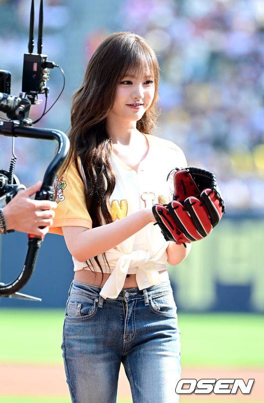 아이브 리즈, 더위 잊게 하는 시구…LG 선수단과 협력업체에 피자 70판 선물