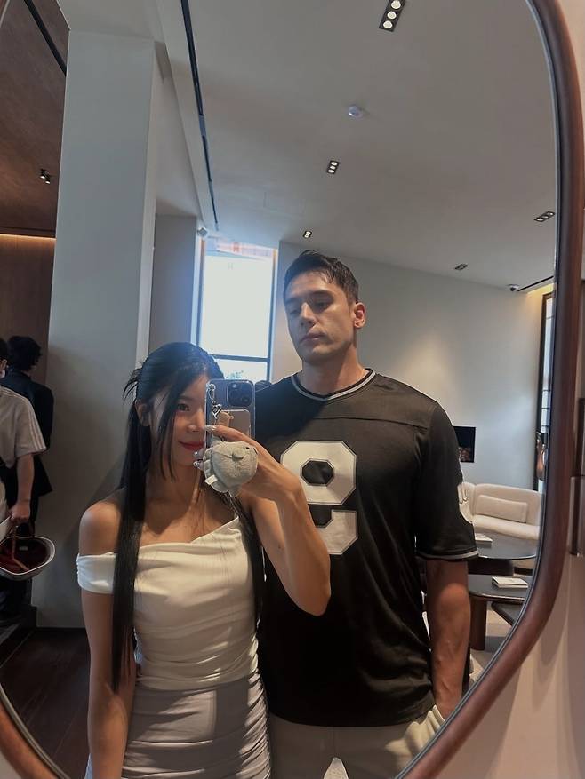 170cm 키가 194cm 남편 곁에서는 사랑스러운 ‘포켓 여신’으로… 유튜버의 외출룩 | 스타와 패션