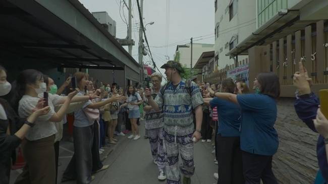 뱀뱀 인기 이 정도, 태국 야시장 깜짝 등장에 인산인해 “이젠 태국 왕자 아닌 王”(두유노집밥)
