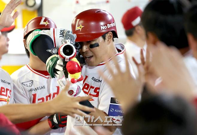 '승률 1리 전쟁' 5위 SSG가 웃었다…6위 KT 3연패 수렁 [IS 인천]