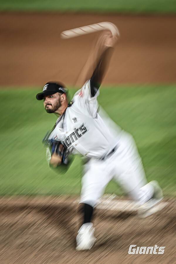 팬 투표 2배 차이 뒤집었다! '158km 복덩이' 감보아, KIA 전상현 제치고 6월 MVP 선정...롯데 선수로는 나균안 이후 2년만