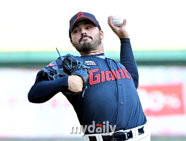 "금전적 어려움 있었다" 세차장 알바했던 시련→韓 6월 MVP로 '인생역전'한 롯데 159km 복덩이 [MD부산]