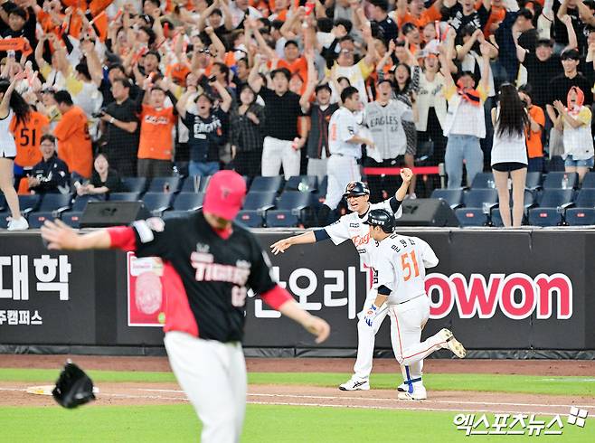 야구도 1위! 최다 매진도 1위! 한화, KBO '44년 최초' 역사 걷는다…성적+흥행 싹 다 잡은 전반기 [대전 현장]