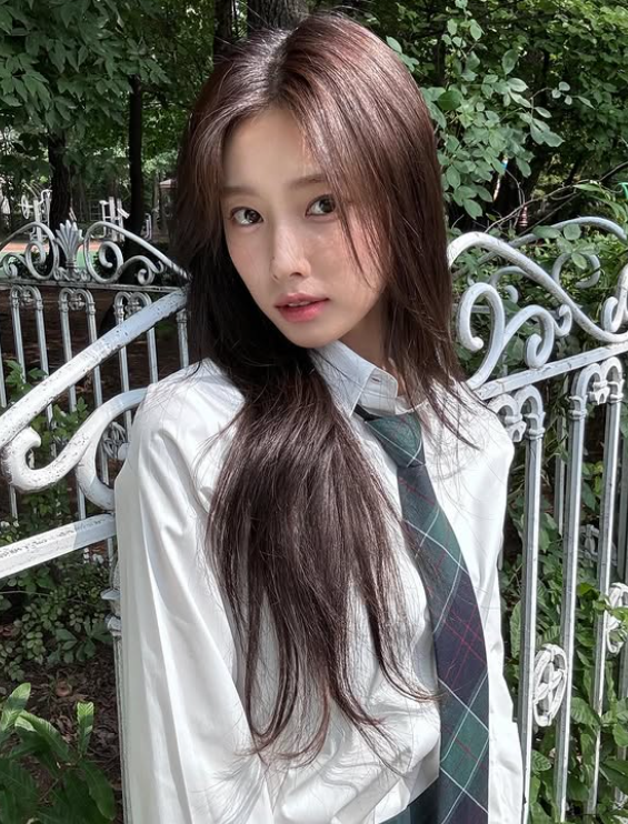 '163cm 37kg' 뼈말라핏..요즘 대세 '국민 첫사랑' 여배우, 꽃무늬 원피스룩 | 패션룸