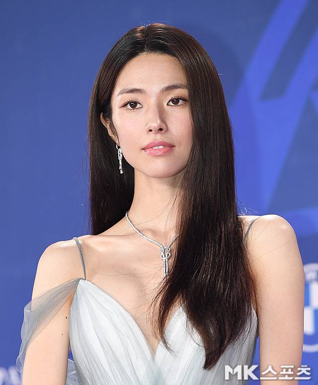 의사 집안에 '이대 여신'! 25살에 데뷔한 '168cm 45kg' 미모의 여배우 드레스룩 | 대본은 내운명