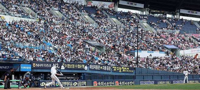 무더위보다 더 뜨거운 야구 열기…KBO, 역대 최소 경기 800만 관중 돌파+최다 매진 타이기록