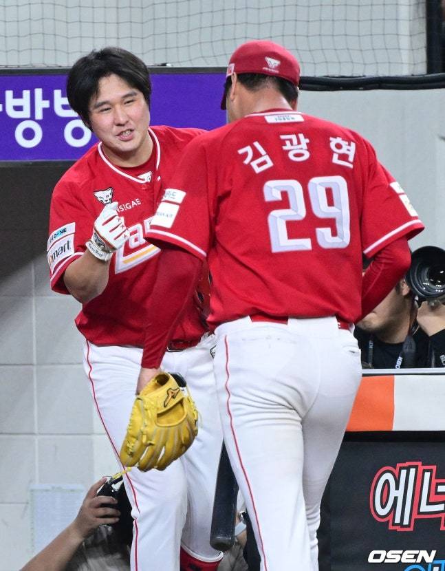 1회 류현진 무너뜨린 SSG, 'QS' 김광현 앞세워 9-3 완승! 한화는 2위 LG에 3G 추격 허용 [대전 현장리뷰]