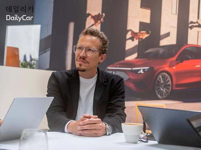 마티아스 가이젠 벤츠 세일즈 총괄 “전기차 전용 EQ 브랜드 개편·신형 GLC는 미래 디자인 표준” | 데일리카