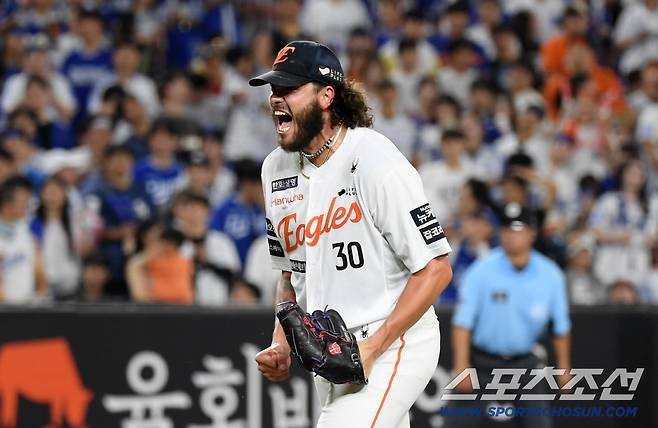 '득점 지원에 달려 나온 폰세' 158km 강속구 던지던 손으로 하트...사자군단 잠재우고 포효 [대전 현장]