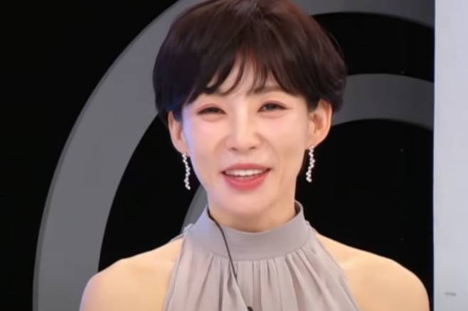 "49세 맞아?"…애 셋 낳고 21kg 감량한 미모의 '미스코리아 출신' 女배우, 일상룩 | 스타일에이드