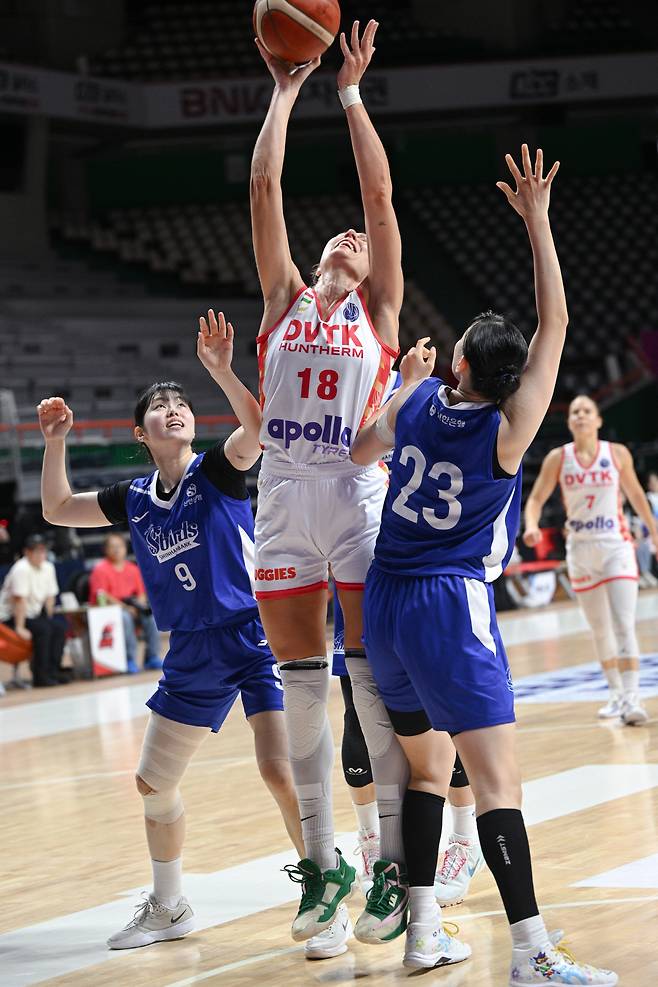 신한은행, 박신자컵에서 헝가리 DVTK 잡아내며 WKBL팀 중 해외팀에 첫 승 올려