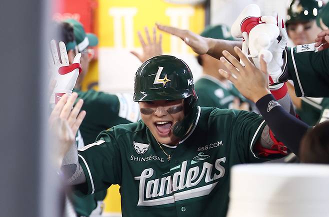 SSG, 4연승 질주하며 3위 수성... 프로야구 최다 관중 신기록