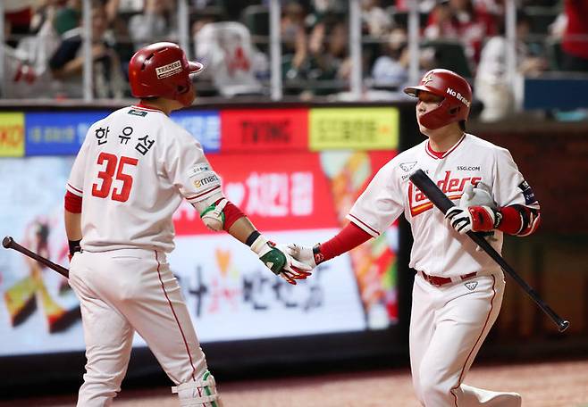 '홈런 군단' SSG, 4타자 연속 홈런 진기록…KBO 역대 4번째