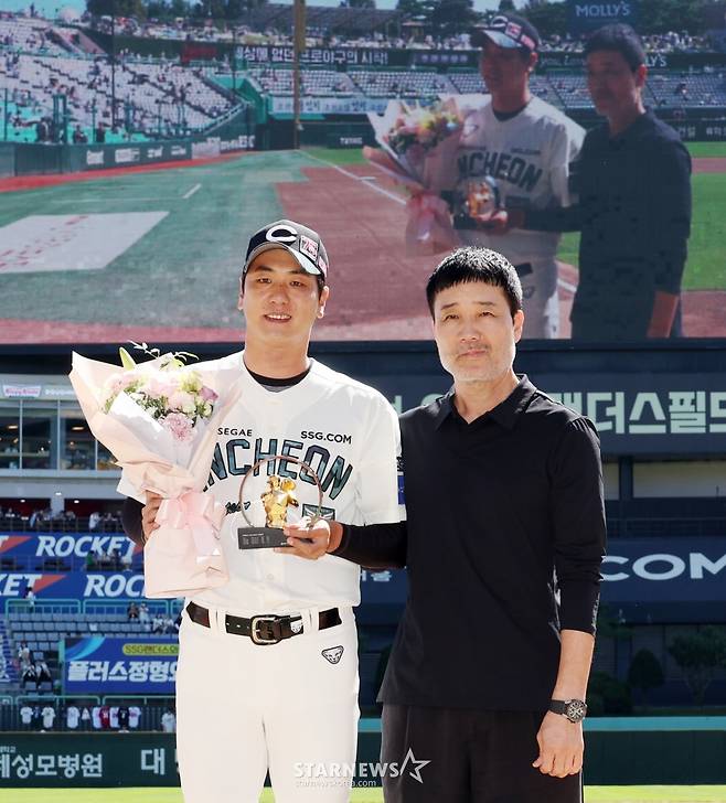 [한번에쓱]'2000K 달성, KBO시상 및 축하받는' SSG 김광현
