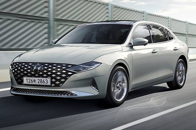 현대차 준대형 하이브리드 세단 그랜저 하이브리드가 중고차 시장에서 많은 선택을 받는 가운데 오토버프