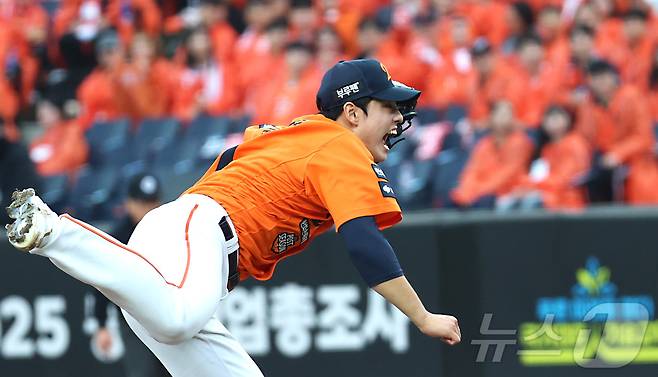 '데일리 MVP' 한화 문동주 "마무리 투입? 어느 상황이든 최선"[PO1]