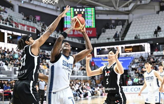 '문정현 더블 더블' KT, 77-71로 3연승 질주→공동 1위 도약…소노 3연패 수렁 [MD수원]