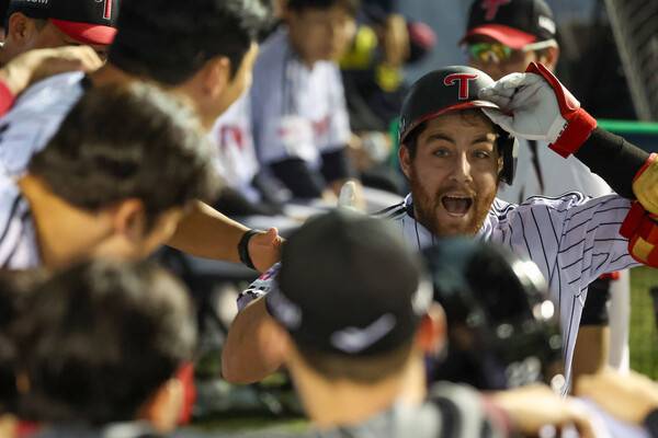 문성주 OUT-오스틴 DH-문보경 1루수 출격...LG 염경엽 감독 "내야 강화 위한 라인업" [KS1]