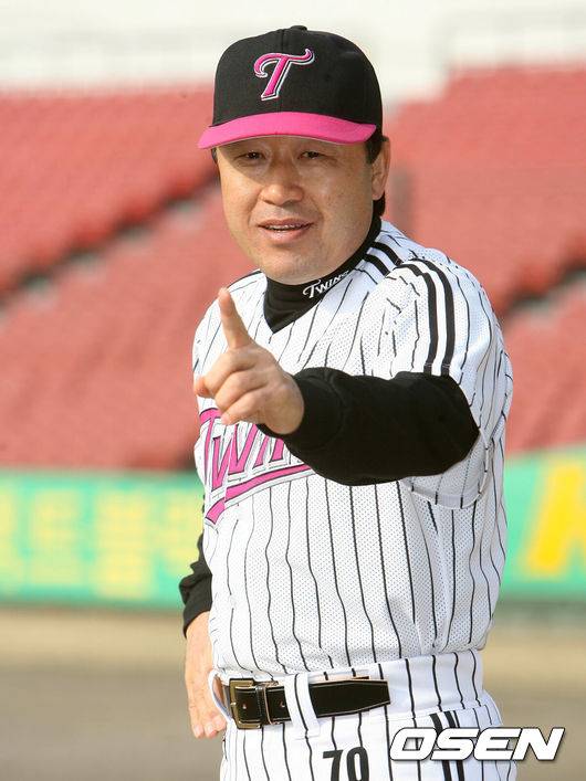 LG-한화 KS 1차전, 1990년 LG 우승 이끈 김재박 前감독 시구…애국가 이창섭