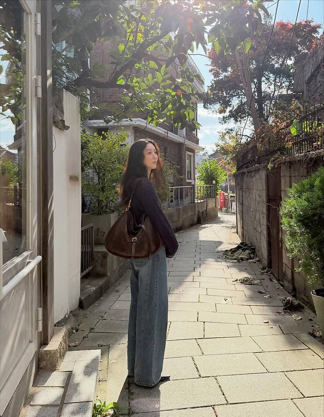 정려원, 꾸안꾸도 화보로…44살의 압도적인 패션 센스 | FashionNavi