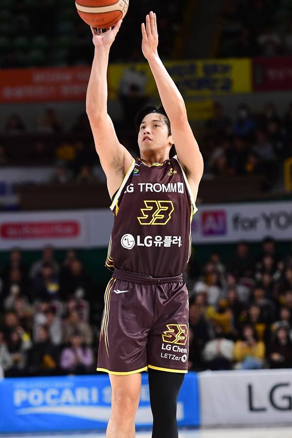 '타마요 20점' LG, KCC에 22점차 대승…공동 선두 도약