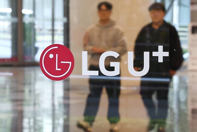 통신사 주파수값 전쟁…SKT "우리만 2배" vs LG유플 "생떼"