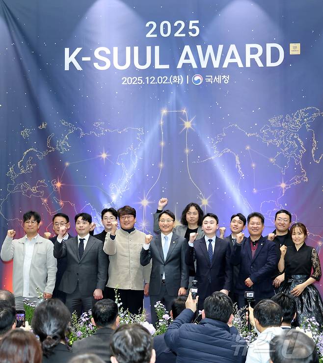 2025 K-SUUL AWARD, 12개 선정 주류대표와 기념촬영 하는임광현 국세청장