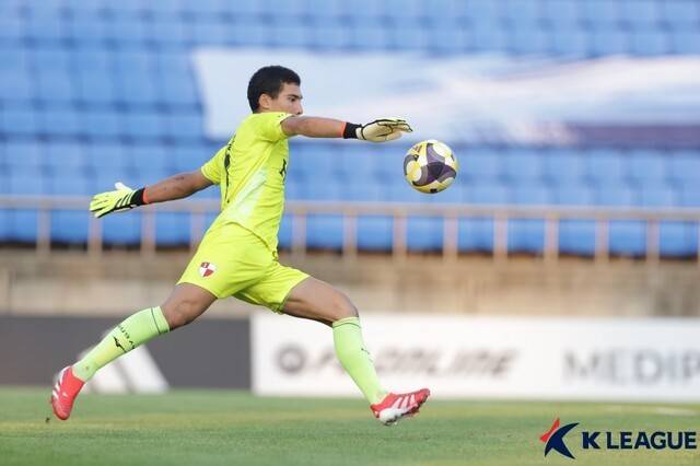 [오피셜] '야신의 후예' 러시아 혼혈 GK 송안톤, 2부 명문 부산 입단... K리그 U18 챔피언십 득점왕-MVP도 합류