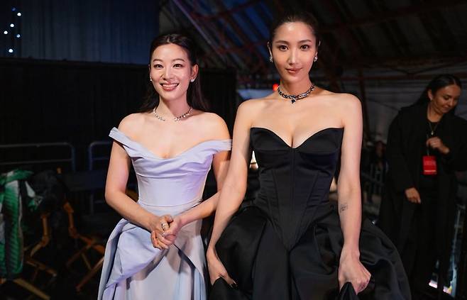 “신영균 손녀인데…” 연습생 10년 끝에 전 세계가 주목한 여가수의 블랙 드레스룩 | 투데이 셀럽패션