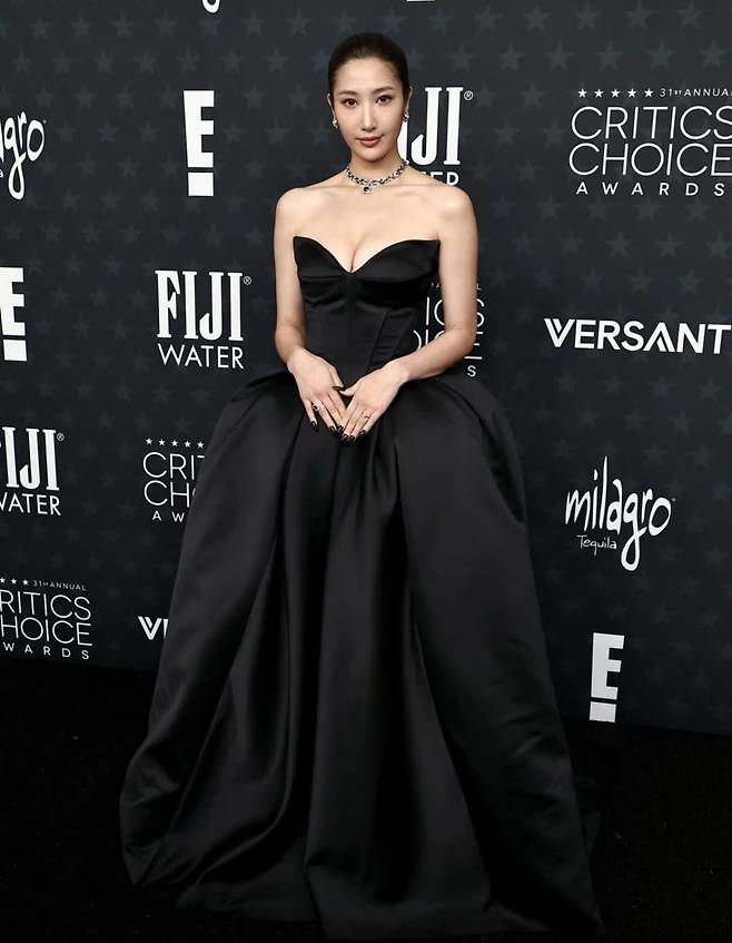 “신영균 손녀인데…” 연습생 10년 끝에 전 세계가 주목한 여가수의 블랙 드레스룩 | 투데이 셀럽패션