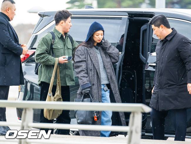 블랙핑크 제니, 눈 내리는 출국길 [사진]