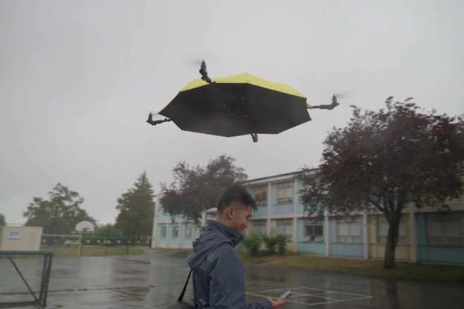 우산도 자율비행? 사람 따라다니는 '드론 우산'