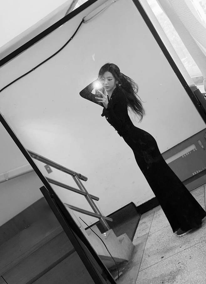 박지윤 ‘성인식’ 느낌…장원영, 초밀착 니트 원피스 ‘성숙미’ [DA★]